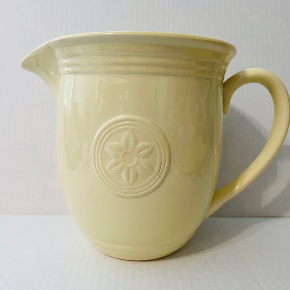 Oneida | Kitchen | Oneida Petals Pitcher 64oz | Poshmark